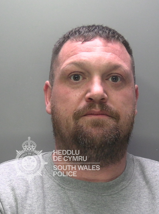 Carcharu dyn o Flaengwynfi am yrru'n beryglus, llosgi bwriadol a ...